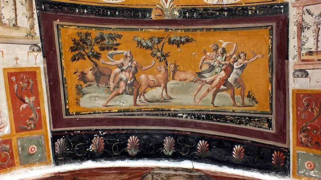 Um mural afresco com figuras clássicas e animais, emoldurado por detalhes arquitetônicos ornamentados.