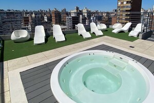 Piscina interna, piscina externa, espreguiçadeiras