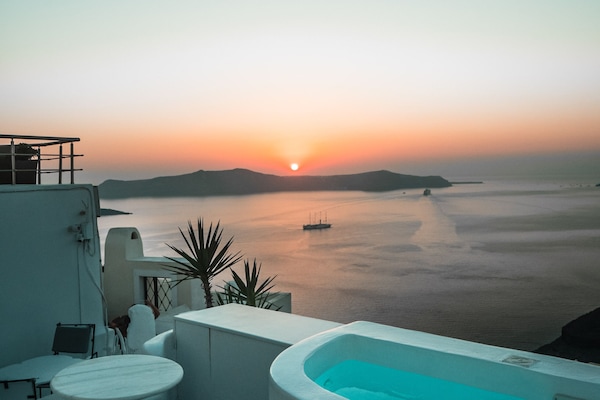 Elegant Duplex with Hot Tubs, Private Pool and Caldera View | 3 quartos, roupas de cama premium, camas com colchões pillow-top