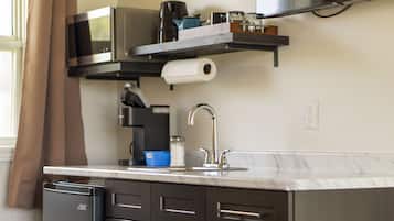Quarto com design assinado, 1 cama Queen | Cozinha privada | Geladeira, micro-ondas, cafeteira/chaleira, chaleira elétrica