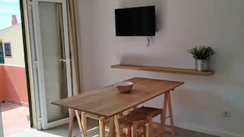 Apartamento, 1 cama Queen e sofá-cama | Área de estar | TV de tela plana