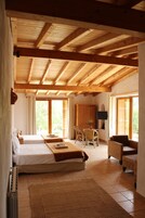 Quarto Quádruplo | Secretária, Wi-fi grátis, roupa de cama fornecida 