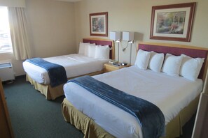 Quarto, 2 camas queen-size | Secretária, cortinas/cortinados opacos, ferro/tábua de engomar