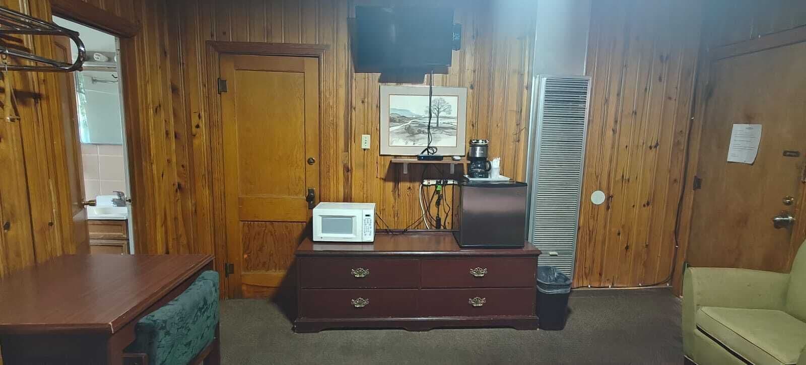 Quarto, 2 camas Queen, para não fumantes | Frigobar, ferros/tábuas de passar roupa, Wi-Fi de cortesia