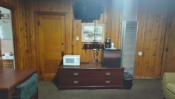 Quarto, 2 camas Queen, para não fumantes | Frigobar, ferros/tábuas de passar roupa, Wi-Fi de cortesia