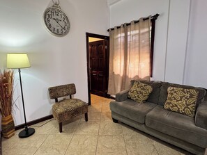 Apartamento luxo | Área de estar | Smart TV 32 polegadas com canais digitais