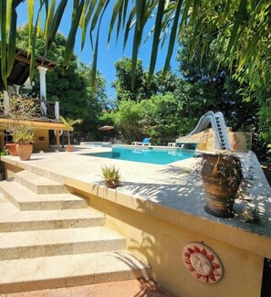 Piscina exterior, guarda-sóis, espreguiçadeiras 