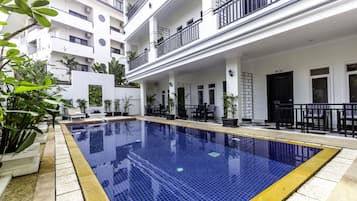 Piscina exterior, espreguiçadeiras