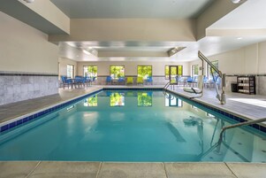 Uma piscina com água azul cristalina, rodeada por espreguiçadeiras e um terraço solar.