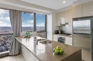 Suíte, 3 quartos (Altitude) | Cozinha privada | Geladeira grande, micro-ondas, cooktop, lava-louças