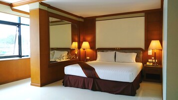 Junior Suite room | Roupa hipoalergénica, minibar, cofre no quarto, secretária 