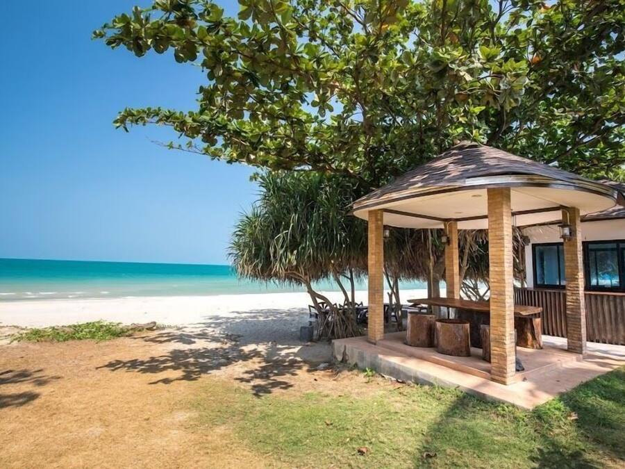 Uma praia privada, espreguiçadeiras, toalhas de praia