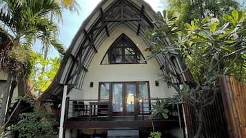 Bungalow Familiar (Pool) | Cofre no quarto, roupa de cama fornecida