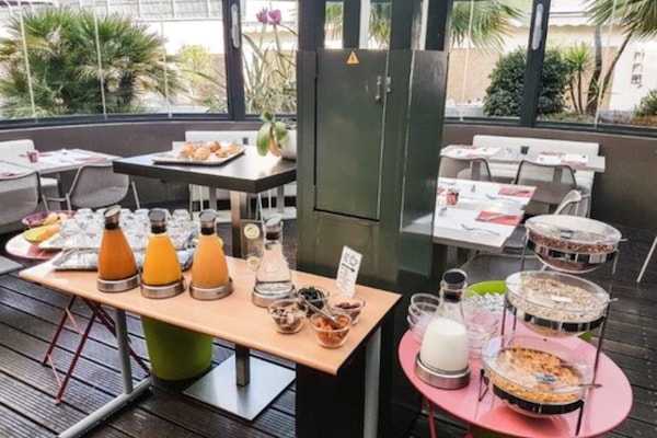 Café da manhã com buffet todos os dias mediante uma taxa