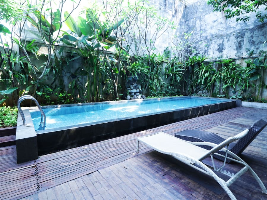 Piscina exterior, espreguiçadeiras
