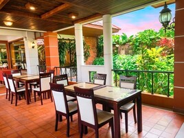 Pequenos-almoços, almoços, jantares servidos, cozinha tailandesa 