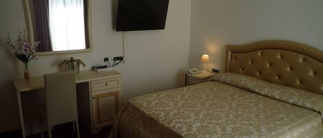 Quarto Duplo ou Twin Standard | Minibar, cofre no quarto, com decoração personalizada