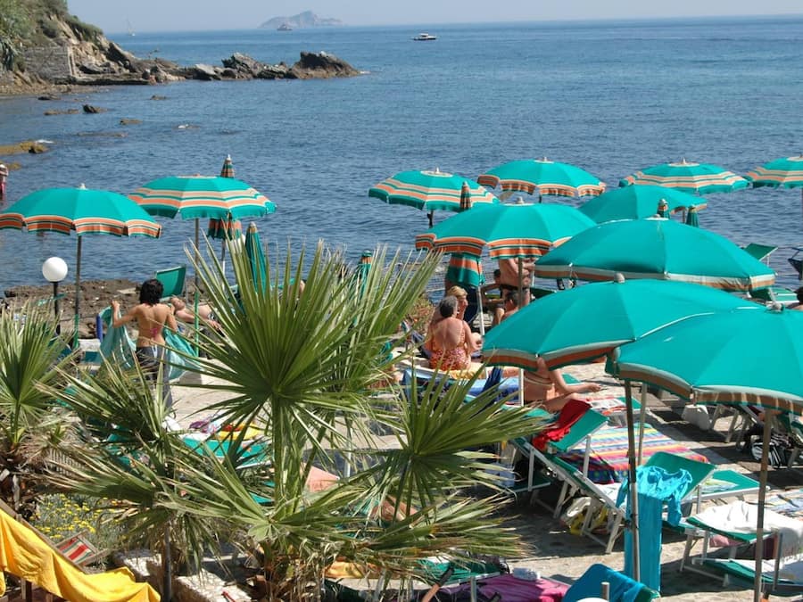 Uma praia privada, bares na praia