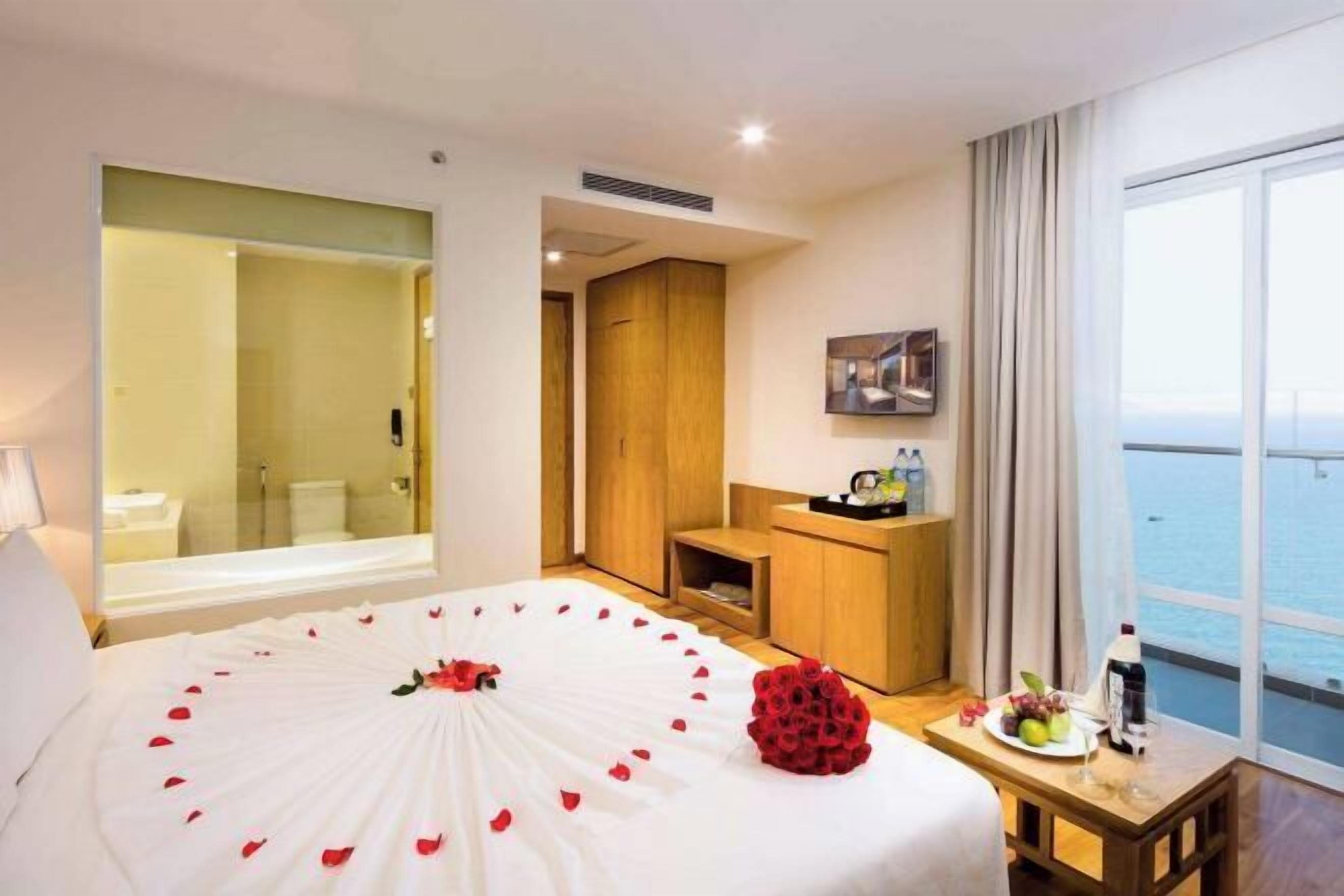 Minibar, cofre no quarto, secretária, quartos insonorizados 