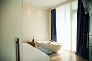 Suíte, 1 cama de casal ou 2 camas de solteiro, sacada, vista para o mar | Banheiro | Chuveiro, produtos de toalete de grife, secador de cabelo 