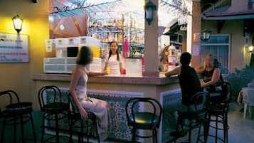 Vistas para a piscina, serve café da manhã, almoço e jantar