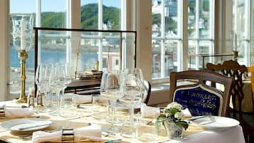 2 restaurantes: servem almoços e jantares