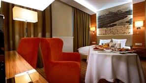 Roupa de alta qualidade, minibar, cofre no quarto, secretária 