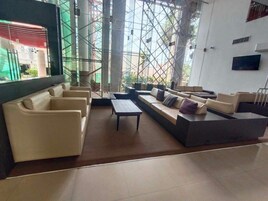 Área de estar no saguão