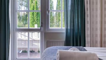 Quarto Quádruplo Familiar | Secretária, cortinas/cortinados opacos, ferro/tábua de engomar