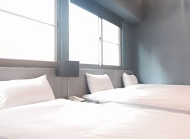 Quarto Triplo Deluxe | Roupa de alta qualidade, edredões de penas, minibar, secretária 