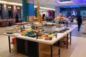 Pequeno-almoço tipo buffet diário (64 MYR por pessoa) 