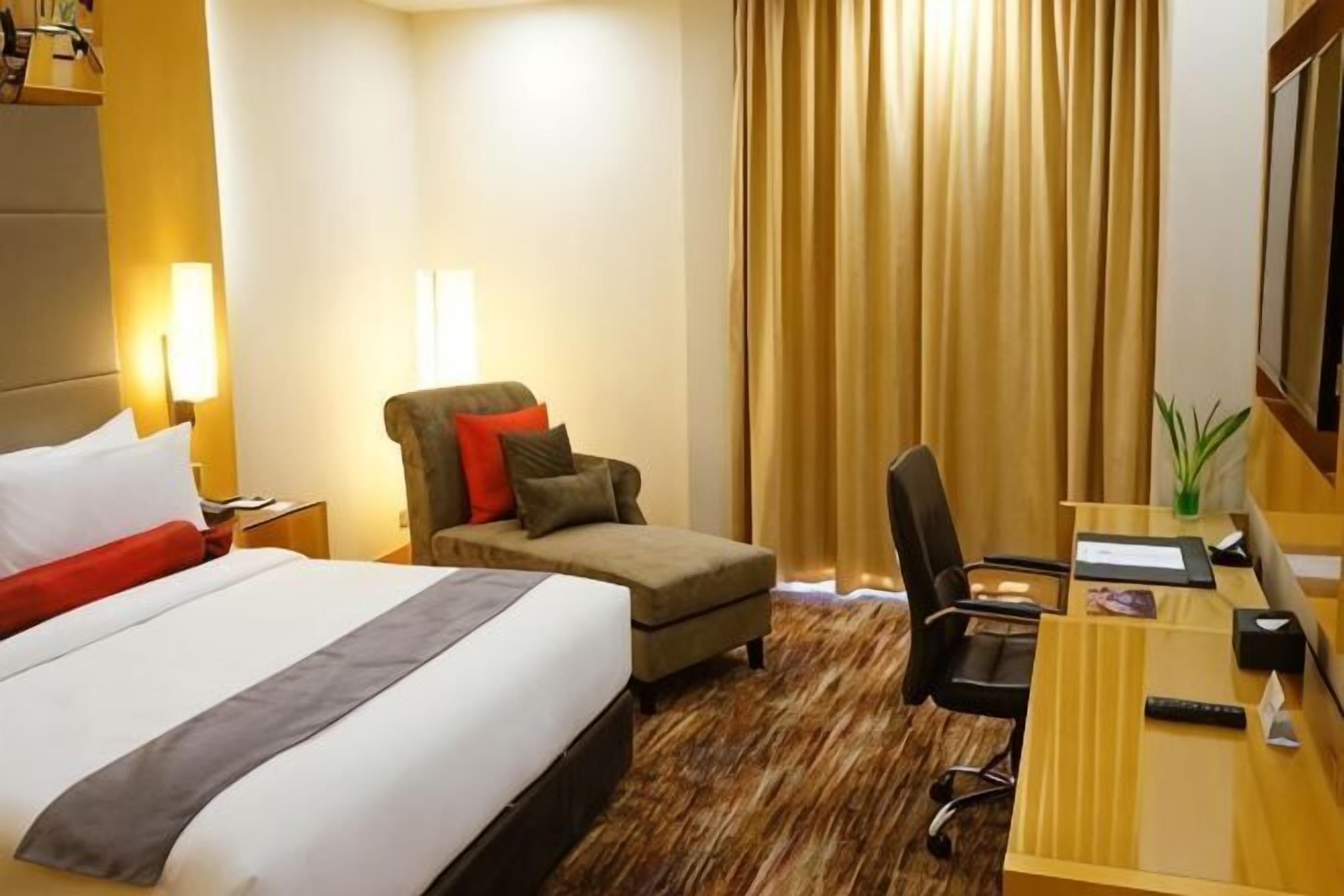 Roupas de cama premium, frigobar, cofres nos quartos, escrivaninha
