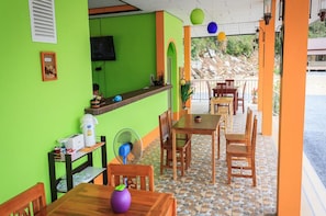 Pequenos-almoços, almoços, jantares servidos, cozinha tailandesa