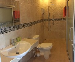 Apartamento Familiar | Casa de banho | Um polibã, um chuveiro fixo, artigos de higiene pessoal grátis, um bidé