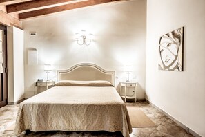 Quarto casal ou duplo, em edifício anexo | Roupas de cama premium, camas com colchões pillow-top, frigobar