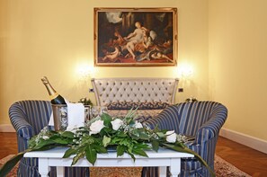 Roupas de cama premium, camas com colchões pillow-top, frigobar