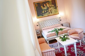 Roupas de cama premium, camas com colchões pillow-top, frigobar