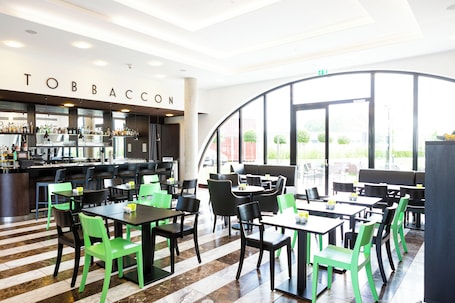 Bar (na propriedade). Hotel Tobbaccon