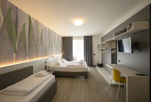 Quarto Triplo Superior | Roupa de alta qualidade, cofre no quarto, secretária, Wi-fi grátis