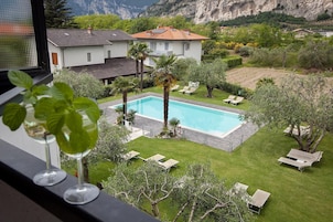 Piscina exterior, espreguiçadeiras