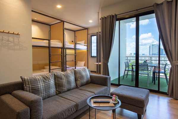 Bunk Bed Room (City View) | Cortinas/cortinados opacos, berços/camas para crianças grátis