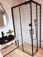 Quarto casal conforto, sacada | Banheiro | Chuveiro, produtos de toalete grátis, secador de cabelo 