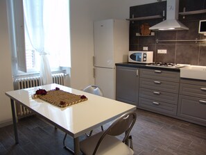 Apartamento, 1 quarto (Camera 4) | Kitchenette privada | Um frigorífico/congelador grande 