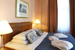 Quarto casal ou duplo luxo, sacada | Cofres nos quartos, escrivaninha, quartos à prova de som