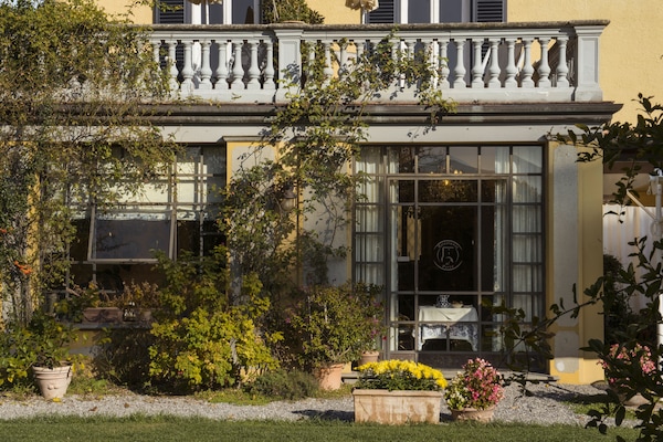 Fachada da propriedade à noite