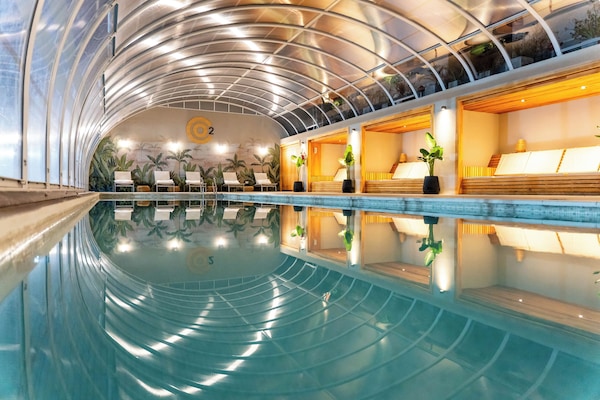 Piscina interior, da(s) 10:00 à(s) 21:00, espreguiçadeiras