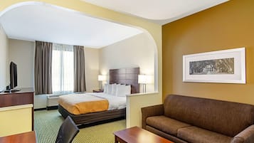 Suite, 1 cama king-size e sofá-cama, não fumadores | Secretária, ferro/tábua de engomar, Wi-fi grátis