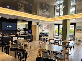 Pequeno-almoço tipo buffet diário mediante uma taxa 