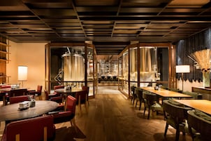 2 restaurantes: servem pequenos-almoços, almoços e jantares