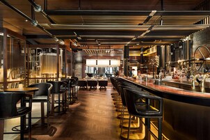 2 restaurantes: servem pequenos-almoços, almoços e jantares